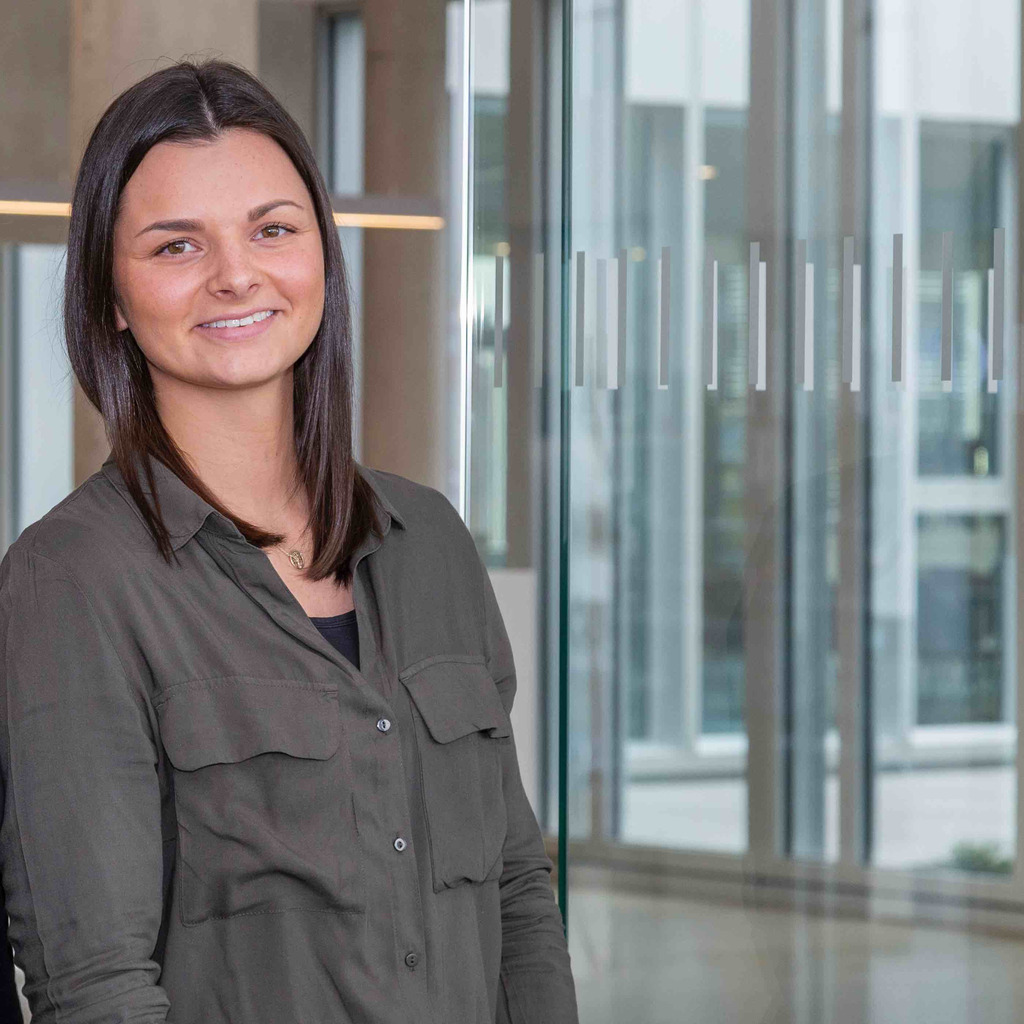 Anna-Lena Kropf - Auszubildende Industriekauffrau - VULKAN Kupplungs ...