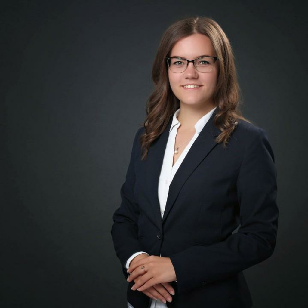 Jana Binder - Projektmanagerin Real Estate Asset Management - Carl ...