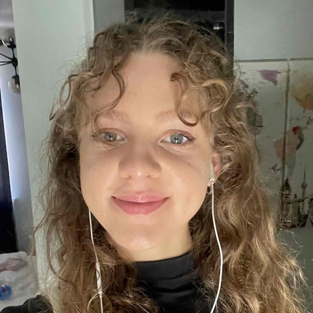 Lisa-Maria Stolz - Werkstudentin Marketing und Social Media ...