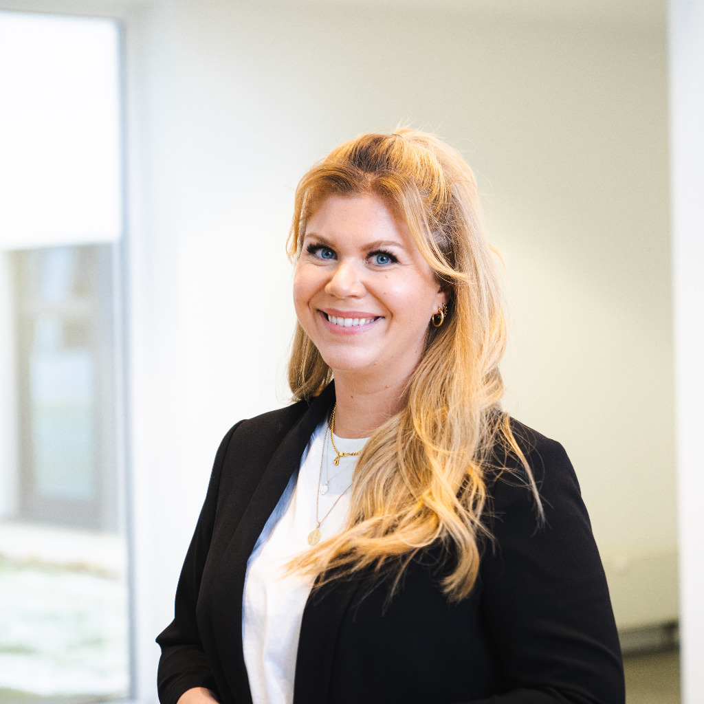 Lisa Schulze-Gabrechten - Senior Product & Trainings Manager - LR ...