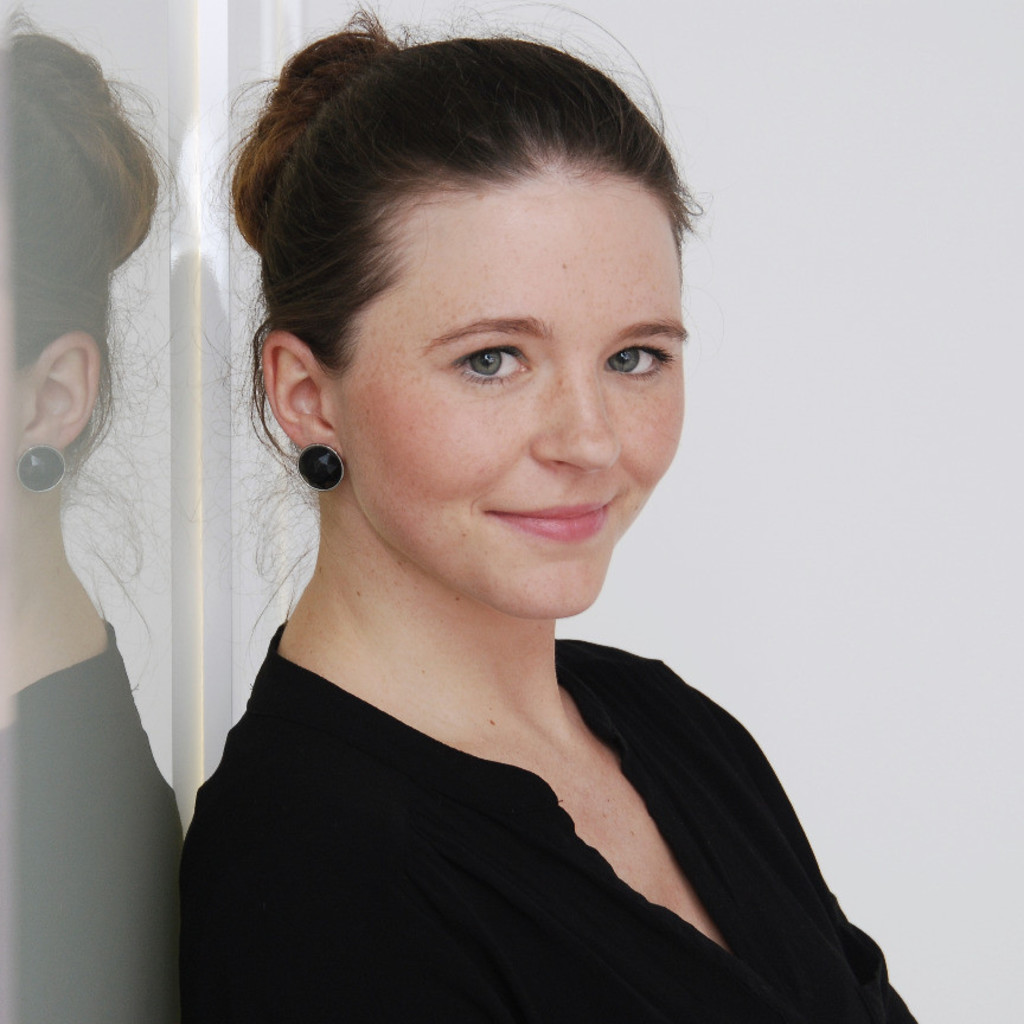 Julia Kögler - Referentin Personalentwicklung Team Ausbildung - Dirk ...