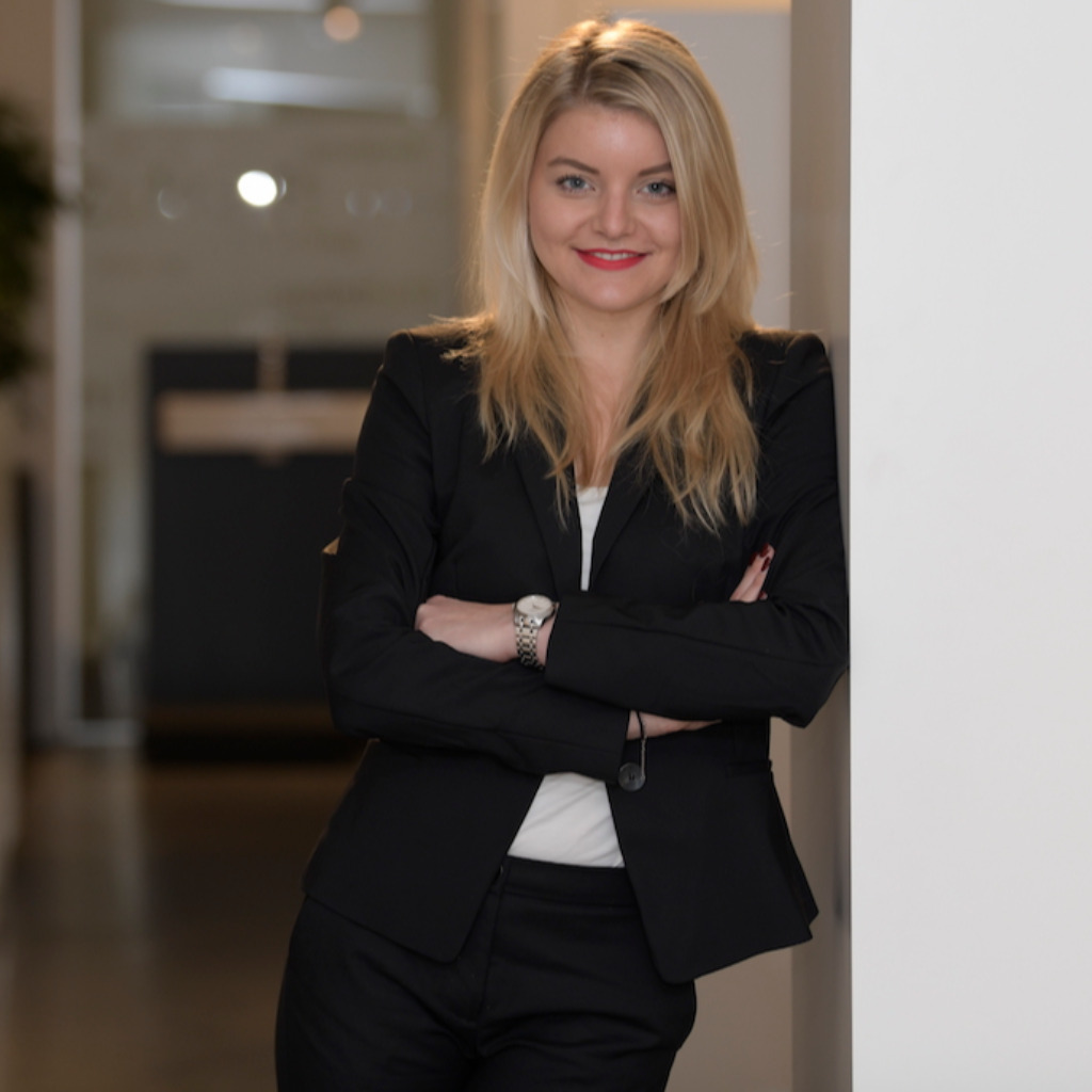 Julia Meier - Mitarbeiterin im Immobilienvertrieb - Wüstenrot Haus- und ...