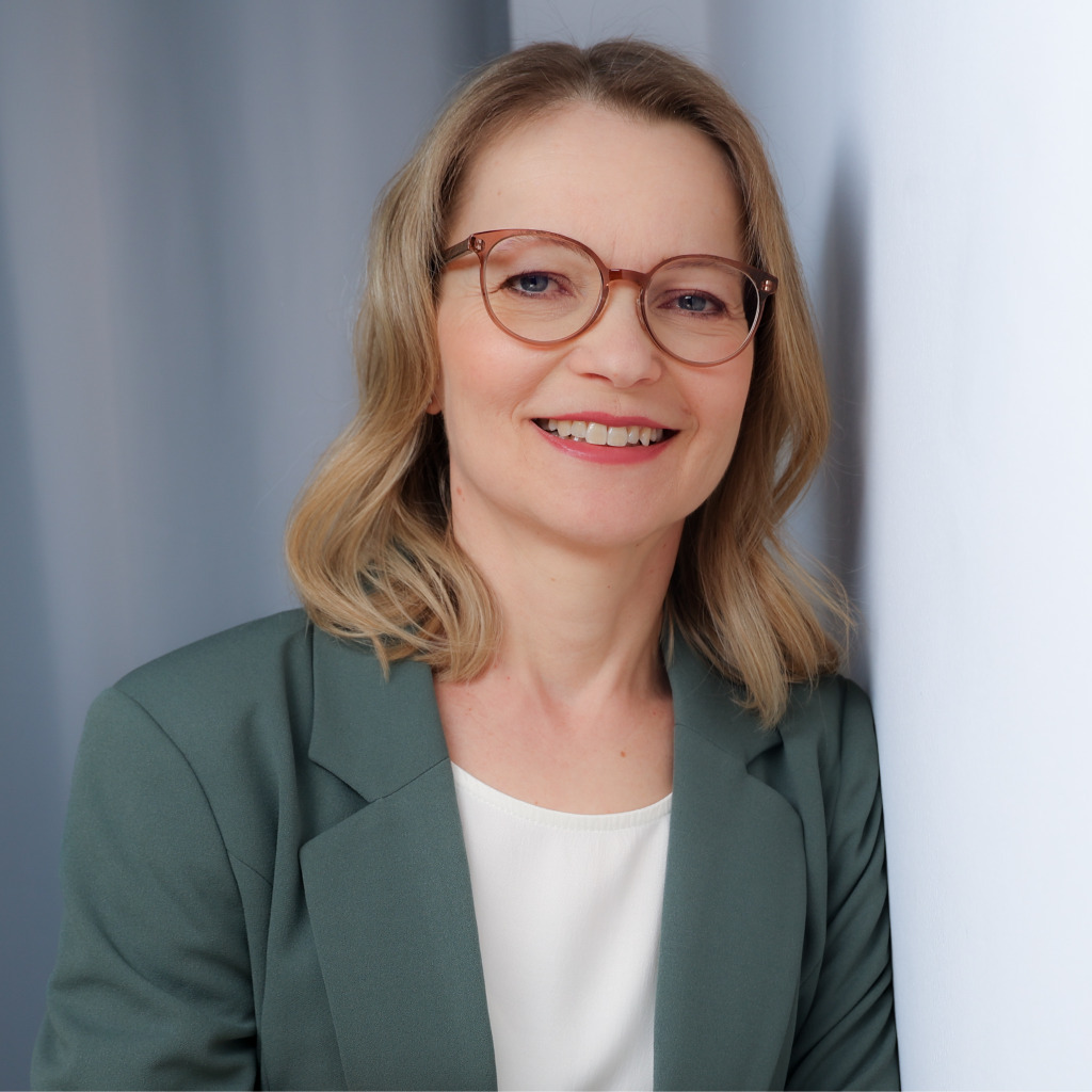 Anna Junker - Leiterin der Finanzabteilung - Instinctif Partners ...