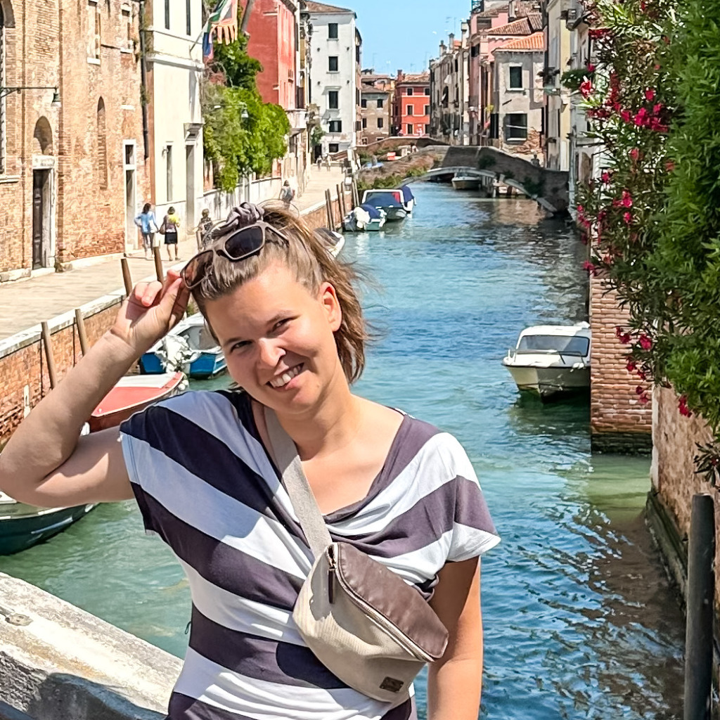 Lisa Berlin's Instagram, Twitter & Facebook on IDCrawl