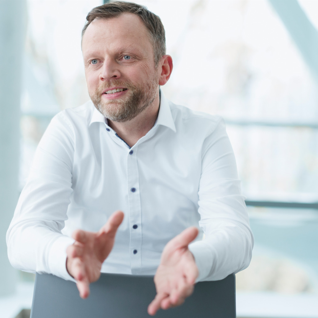 Dr. Simon Kniesel - Director Marketing - BASF - We create chemistry | XING